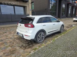 White Kia Niro 2019 in Riga, with an engine capacity of 1.60 L and mileage of 100 thousand km for 14950 €, photo 5 on AUTOMOTO.COM.LV