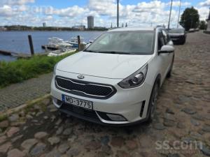 White Kia Niro 2019 in Riga, with an engine capacity of 1.60 L and mileage of 100 thousand km for 14950 €, photo 6 on AUTOMOTO.COM.LV