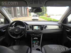 White Kia Niro 2019 in Riga, with an engine capacity of 1.60 L and mileage of 100 thousand km for 14950 €, photo 7 on AUTOMOTO.COM.LV