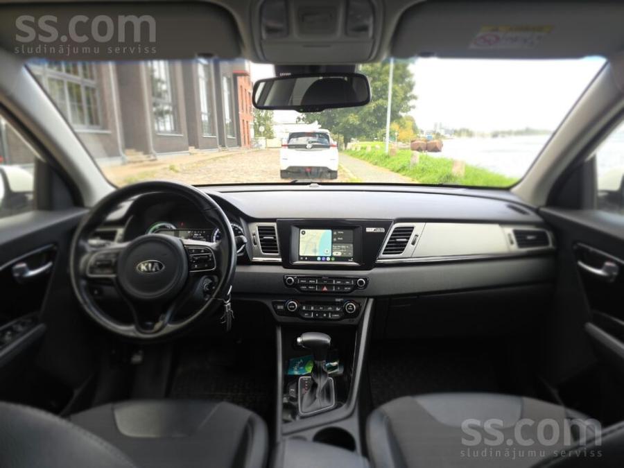 White Kia Niro 2019 in Riga, with an engine capacity of 1.60 L and mileage of 100 thousand km for 14950 €, photo 7 on AUTOMOTO.COM.LV