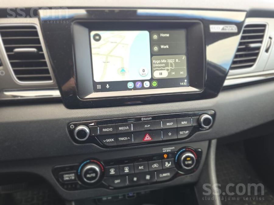 White Kia Niro 2019 in Riga, with an engine capacity of 1.60 L and mileage of 100 thousand km for 14950 €, photo 9 on AUTOMOTO.COM.LV