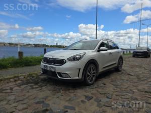 White Kia Niro 2019 in Riga, with an engine capacity of 1.60 L and mileage of 100 thousand km for 14950 €, photo  on AUTOMOTO.COM.LV
