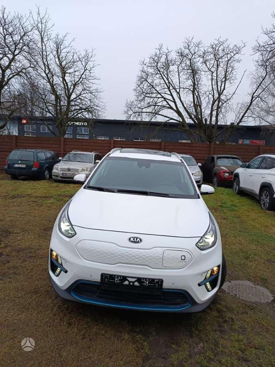 White Kia Niro 2020 in Marijampole, with an engine capacity of 0.00 L and mileage of 80 thousand km for 17399 €, photo 1 on AUTOMOTO.COM.LV