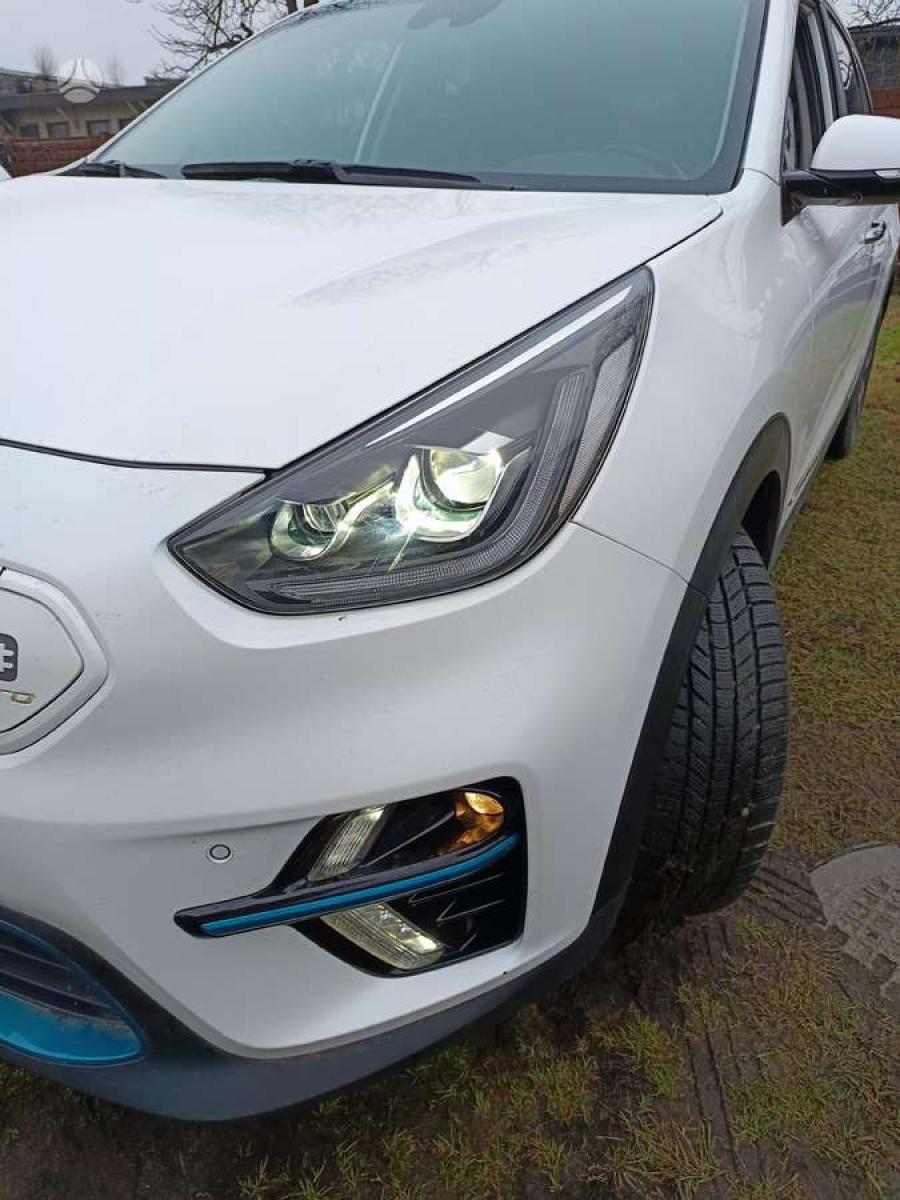 White Kia Niro 2020 in Marijampole, with an engine capacity of 0.00 L and mileage of 80 thousand km for 17399 €, photo 2 on AUTOMOTO.COM.LV