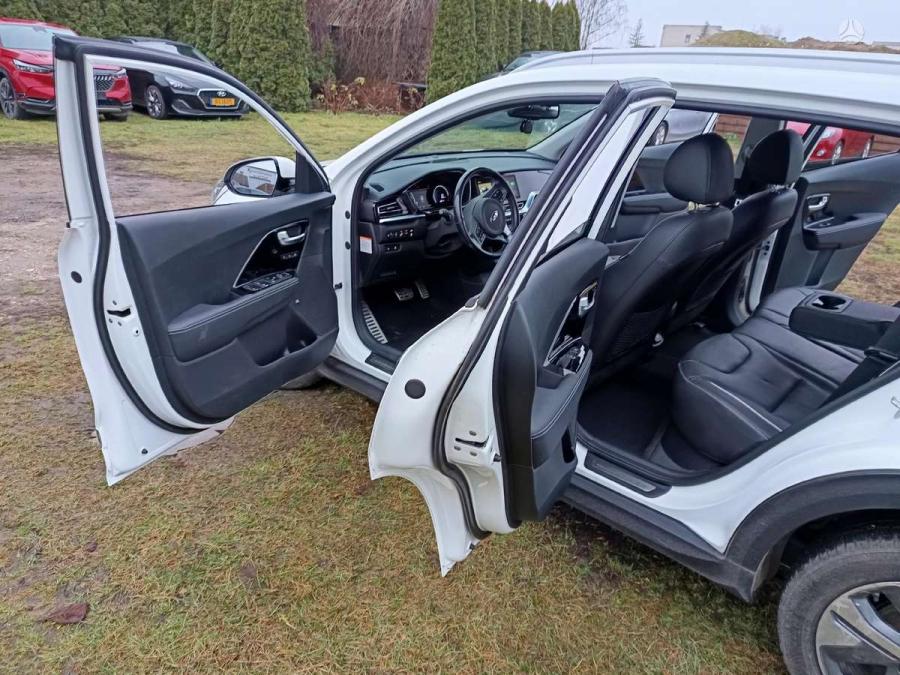 White Kia Niro 2020 in Marijampole, with an engine capacity of 0.00 L and mileage of 80 thousand km for 17399 €, photo 23 on AUTOMOTO.COM.LV