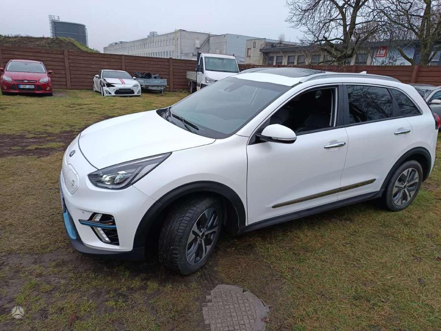 White Kia Niro 2020 in Marijampole, with an engine capacity of 0.00 L and mileage of 80 thousand km for 17399 €, photo 29 on AUTOMOTO.COM.LV