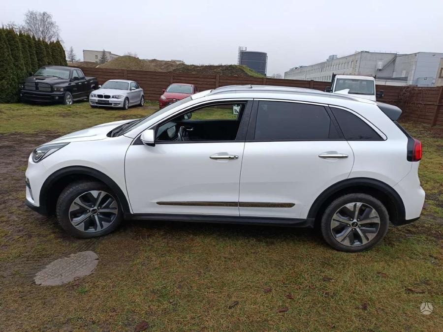 White Kia Niro 2020 in Marijampole, with an engine capacity of 0.00 L and mileage of 80 thousand km for 17399 €, photo 30 on AUTOMOTO.COM.LV