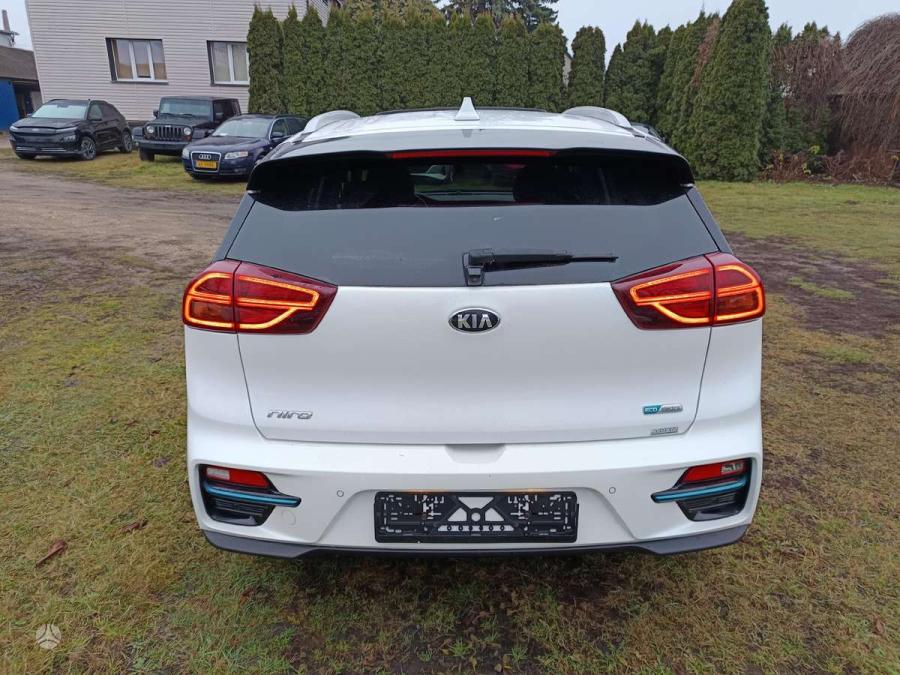 White Kia Niro 2020 in Marijampole, with an engine capacity of 0.00 L and mileage of 80 thousand km for 17399 €, photo 32 on AUTOMOTO.COM.LV