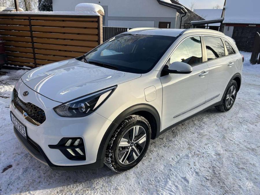 White Kia Niro 2020 in Siauliai, with an engine capacity of 1.58 L and mileage of 36 thousand km for 17900 €, photo 3 on AUTOMOTO.COM.LV