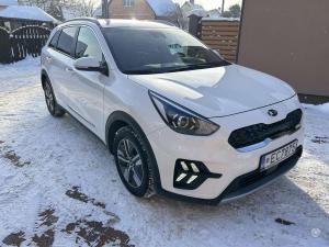 White Kia Niro 2020 in Siauliai, with an engine capacity of 1.58 L and mileage of 36 thousand km for 17900 €, photo 4 on AUTOMOTO.COM.LV