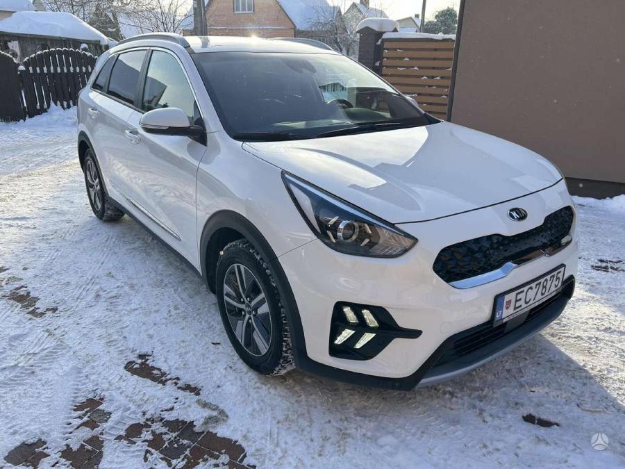 White Kia Niro 2020 in Siauliai, with an engine capacity of 1.58 L and mileage of 36 thousand km for 17900 €, photo 4 on AUTOMOTO.COM.LV