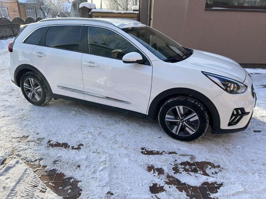 White Kia Niro 2020 in Siauliai, with an engine capacity of 1.58 L and mileage of 36 thousand km for 17900 €, photo 5 on AUTOMOTO.COM.LV