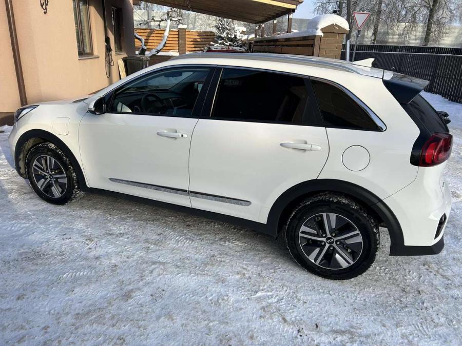 White Kia Niro 2020 in Siauliai, with an engine capacity of 1.58 L and mileage of 36 thousand km for 17900 €, photo 6 on AUTOMOTO.COM.LV