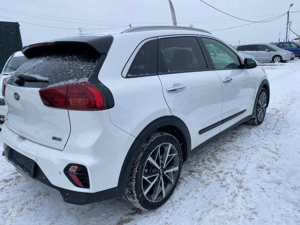 White Kia Niro 2020 in Panevezys, with an engine capacity of 1.59 L and mileage of 340 thousand km for 9300 €, photo 4 on AUTOMOTO.COM.LV