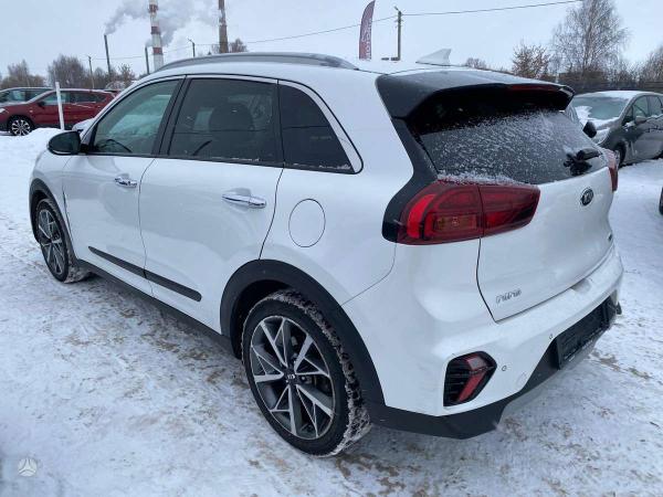 White Kia Niro 2020 in Panevezys, with an engine capacity of 1.59 L and mileage of 340 thousand km for 9300 €, photo 5 on AUTOMOTO.COM.LV