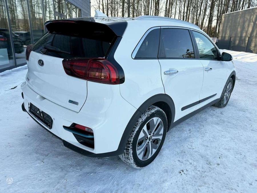 White Kia Niro 2020 in Kaunas, with an engine capacity of 0.00 L and mileage of 180 thousand km for 15700 €, photo 3 on AUTOMOTO.COM.LV