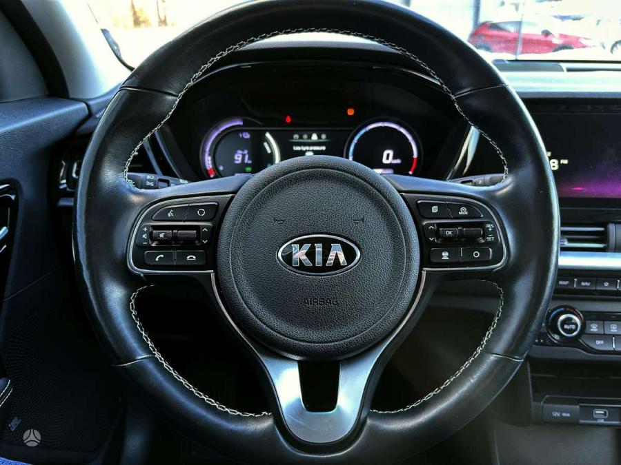 White Kia Niro 2020 in Kaunas, with an engine capacity of 0.00 L and mileage of 180 thousand km for 15700 €, photo 7 on AUTOMOTO.COM.LV