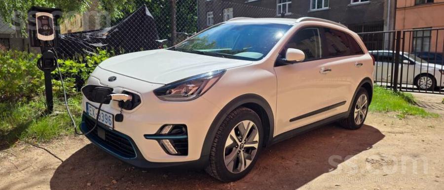 White Kia Niro 2020 in Riga, with an engine capacity of 1.60 L and mileage of 105 thousand km for 20500 €, photo 1 on AUTOMOTO.COM.LV