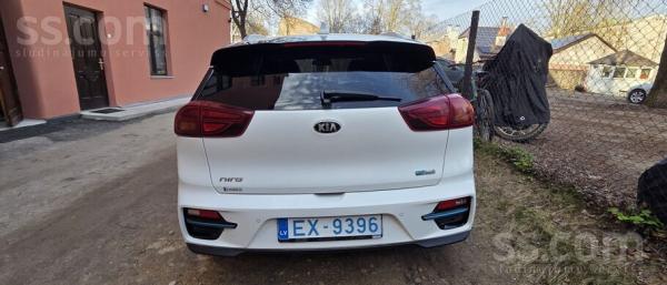 White Kia Niro 2020 in Riga, with an engine capacity of 1.60 L and mileage of 105 thousand km for 20500 €, photo 2 on AUTOMOTO.COM.LV