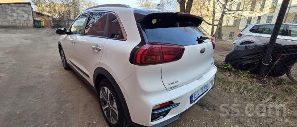 White Kia Niro 2020 in Riga, with an engine capacity of 1.60 L and mileage of 105 thousand km for 20500 €, photo 3 on AUTOMOTO.COM.LV