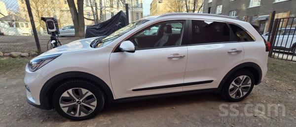 White Kia Niro 2020 in Riga, with an engine capacity of 1.60 L and mileage of 105 thousand km for 20500 €, photo 4 on AUTOMOTO.COM.LV