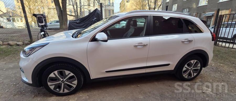 White Kia Niro 2020 in Riga, with an engine capacity of 1.60 L and mileage of 105 thousand km for 20500 €, photo 5 on AUTOMOTO.COM.LV