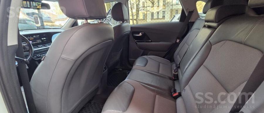 White Kia Niro 2020 in Riga, with an engine capacity of 1.60 L and mileage of 105 thousand km for 20500 €, photo 10 on AUTOMOTO.COM.LV