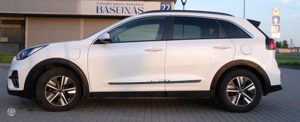 White Kia Niro 2020 in Pasvalys, with an engine capacity of 1.58 L and mileage of 163 thousand km for 13700 €, photo 5 on AUTOMOTO.COM.LV