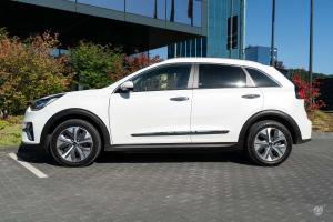White Kia Niro 2020 in Vilnius, with an engine capacity of 0.00 L and mileage of 120 thousand km for 14500 €, photo 3 on AUTOMOTO.COM.LV
