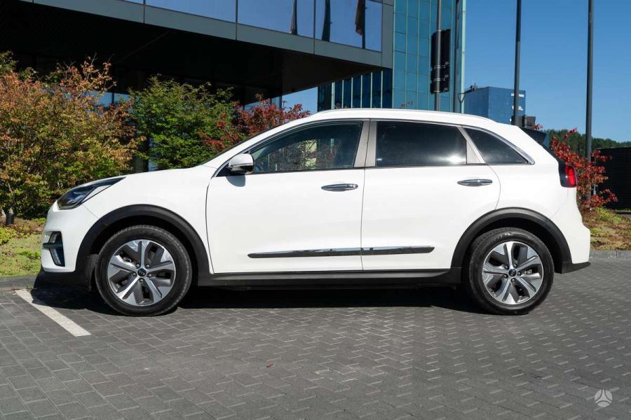 White Kia Niro 2020 in Vilnius, with an engine capacity of 0.00 L and mileage of 120 thousand km for 14500 €, photo 3 on AUTOMOTO.COM.LV