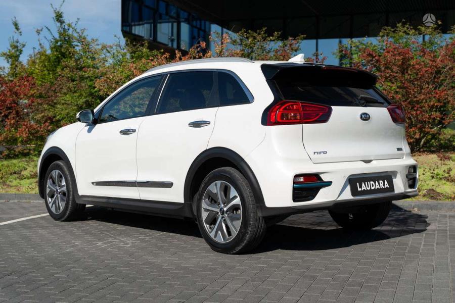 White Kia Niro 2020 in Vilnius, with an engine capacity of 0.00 L and mileage of 120 thousand km for 14500 €, photo 4 on AUTOMOTO.COM.LV