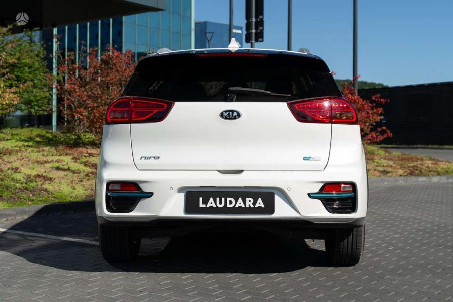 White Kia Niro 2020 in Vilnius, with an engine capacity of 0.00 L and mileage of 120 thousand km for 14500 €, photo 5 on AUTOMOTO.COM.LV