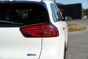 White Kia Niro 2020 in Vilnius, with an engine capacity of 0.00 L and mileage of 120 thousand km for 14500 €, photo 6 on AUTOMOTO.COM.LV
