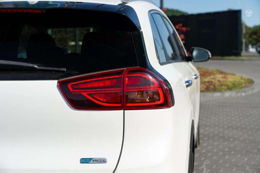 White Kia Niro 2020 in Vilnius, with an engine capacity of 0.00 L and mileage of 120 thousand km for 14500 €, photo 6 on AUTOMOTO.COM.LV