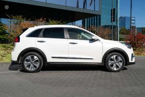 White Kia Niro 2020 in Vilnius, with an engine capacity of 0.00 L and mileage of 120 thousand km for 14500 €, photo 8 on AUTOMOTO.COM.LV