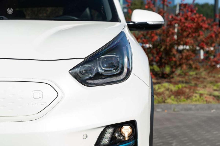 White Kia Niro 2020 in Vilnius, with an engine capacity of 0.00 L and mileage of 120 thousand km for 14500 €, photo 11 on AUTOMOTO.COM.LV