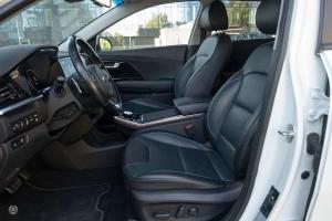 White Kia Niro 2020 in Vilnius, with an engine capacity of 0.00 L and mileage of 120 thousand km for 14500 €, photo 13 on AUTOMOTO.COM.LV