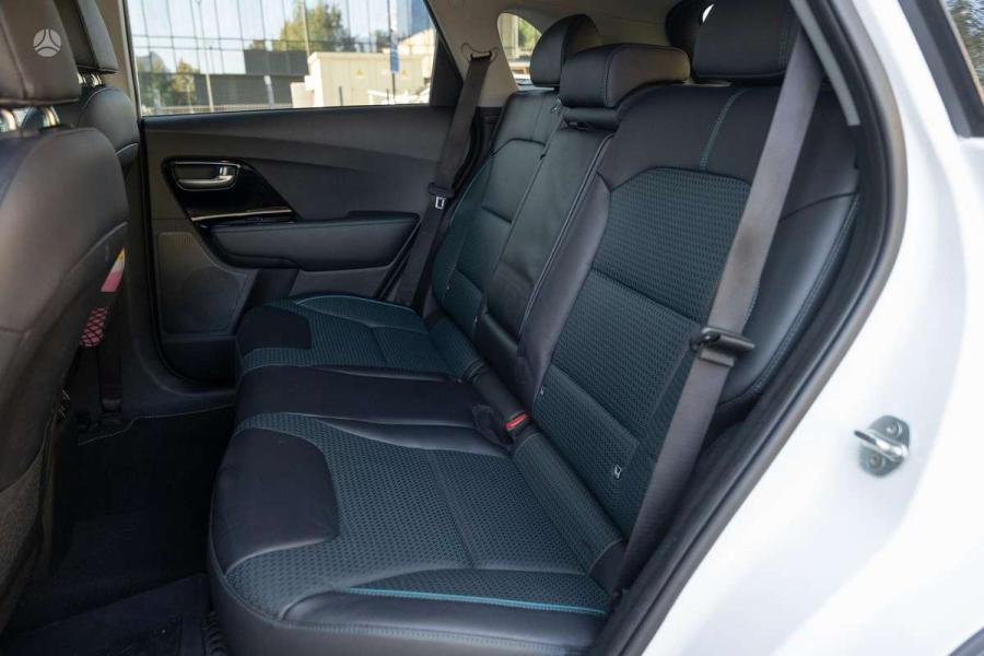 White Kia Niro 2020 in Vilnius, with an engine capacity of 0.00 L and mileage of 120 thousand km for 14500 €, photo 15 on AUTOMOTO.COM.LV