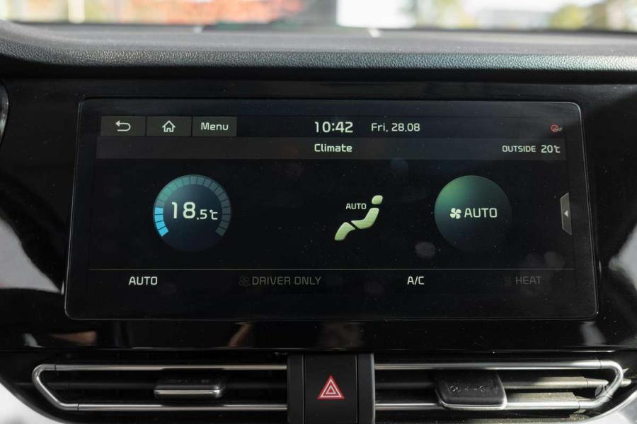 White Kia Niro 2020 in Vilnius, with an engine capacity of 0.00 L and mileage of 120 thousand km for 14500 €, photo 25 on AUTOMOTO.COM.LV