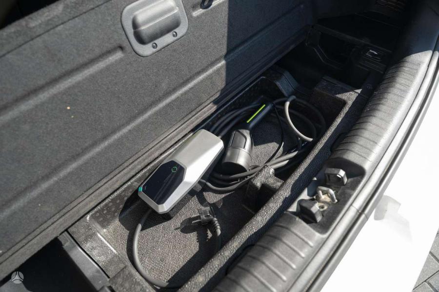 White Kia Niro 2020 in Vilnius, with an engine capacity of 0.00 L and mileage of 120 thousand km for 14500 €, photo 31 on AUTOMOTO.COM.LV