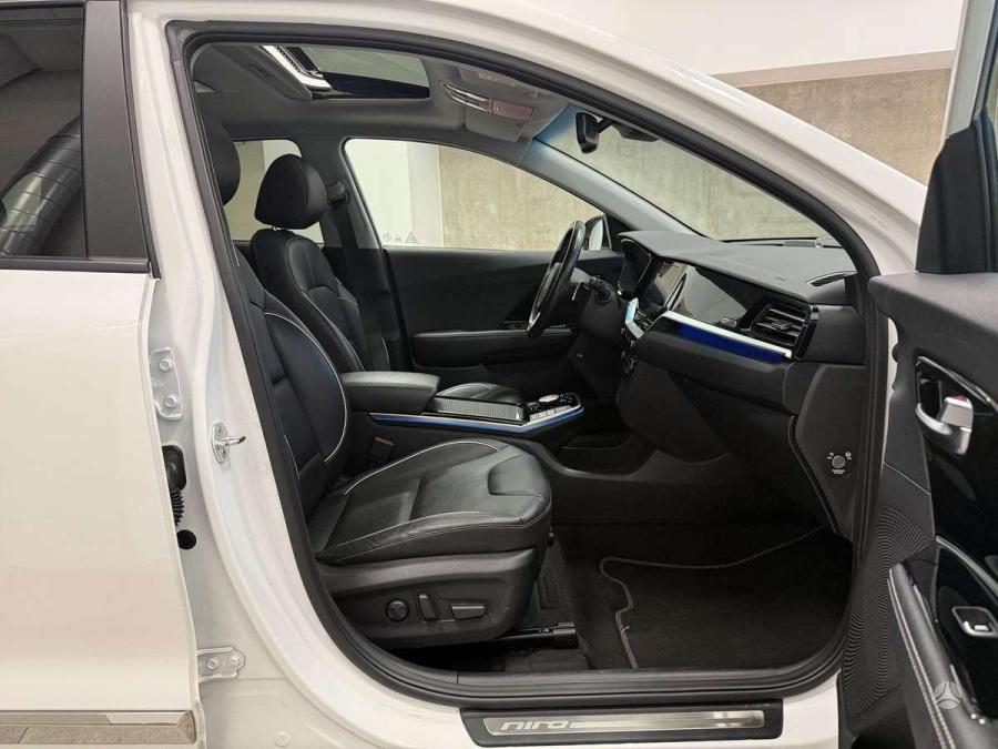 White Kia Niro 2021 in Vilnius, with an engine capacity of 0.00 L and mileage of 71 thousand km for 19700 €, photo 12 on AUTOMOTO.COM.LV