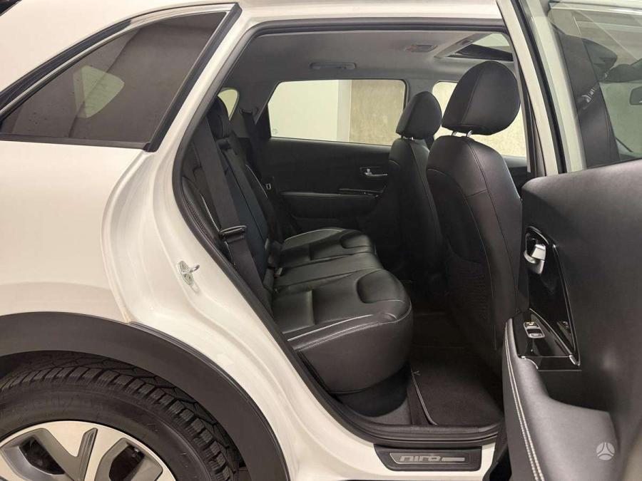White Kia Niro 2021 in Vilnius, with an engine capacity of 0.00 L and mileage of 71 thousand km for 19700 €, photo 13 on AUTOMOTO.COM.LV