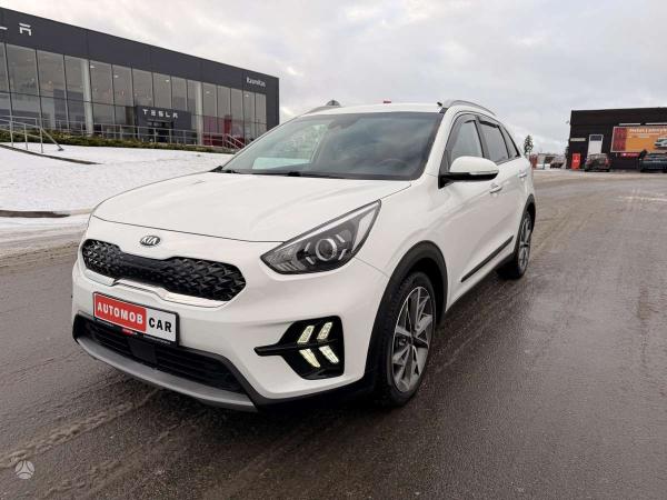 White Kia Niro 2021 in Vilnius, with an engine capacity of 1.58 L and mileage of 132 thousand km for 14500 €, photo 1 on AUTOMOTO.COM.LV