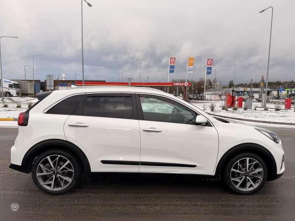 White Kia Niro 2021 in Vilnius, with an engine capacity of 1.58 L and mileage of 132 thousand km for 14500 €, photo 2 on AUTOMOTO.COM.LV