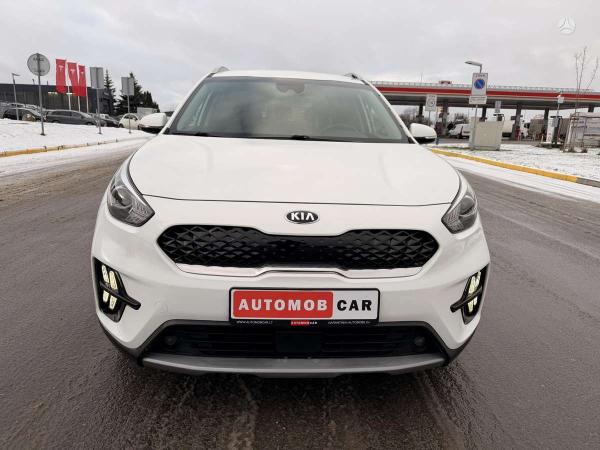 White Kia Niro 2021 in Vilnius, with an engine capacity of 1.58 L and mileage of 132 thousand km for 14500 €, photo 4 on AUTOMOTO.COM.LV