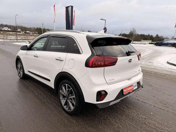 White Kia Niro 2021 in Vilnius, with an engine capacity of 1.58 L and mileage of 132 thousand km for 14500 €, photo 6 on AUTOMOTO.COM.LV