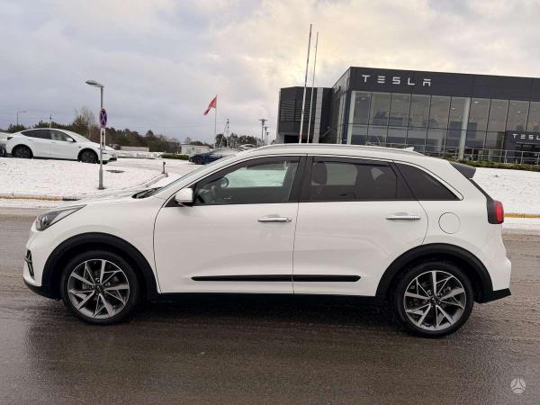 White Kia Niro 2021 in Vilnius, with an engine capacity of 1.58 L and mileage of 132 thousand km for 14500 €, photo 9 on AUTOMOTO.COM.LV
