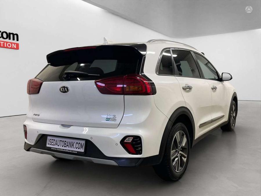 White Kia Niro 2021 in Marijampole, with an engine capacity of 1.58 L and mileage of 112 thousand km for 16335 €, photo 4 on AUTOMOTO.COM.LV