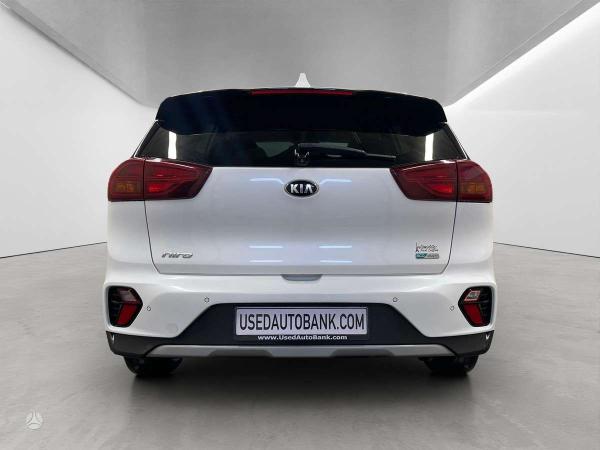 White Kia Niro 2021 in Marijampole, with an engine capacity of 1.58 L and mileage of 112 thousand km for 16335 €, photo 5 on AUTOMOTO.COM.LV