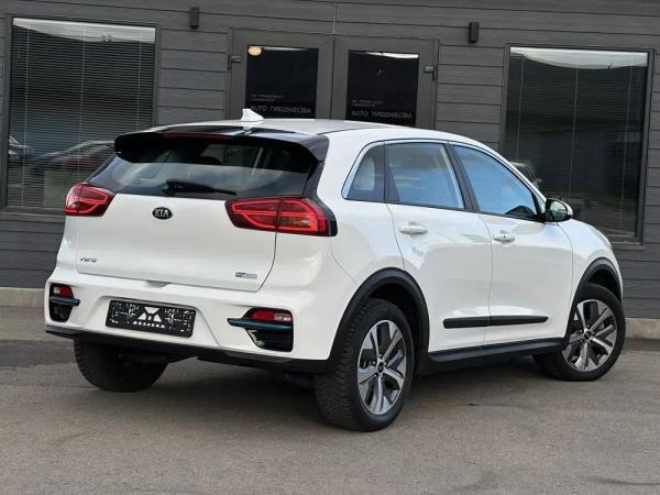 White Kia Niro 2021 in Jelgava, with an engine capacity of 0.10 L and mileage of 19 thousand km for 19950 €, photo 4 on AUTOMOTO.COM.LV